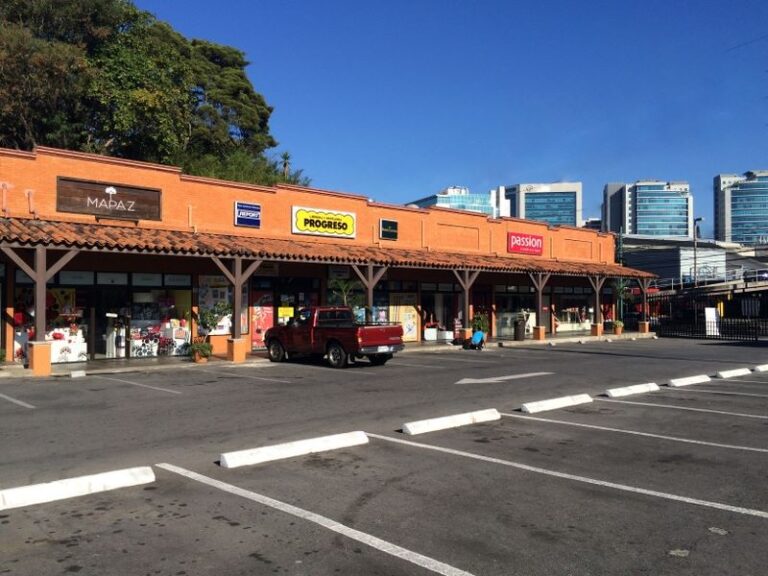 Centro Comercial Majadas Once